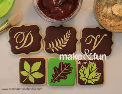 Cake decorating with golden piping gel. (Video)
