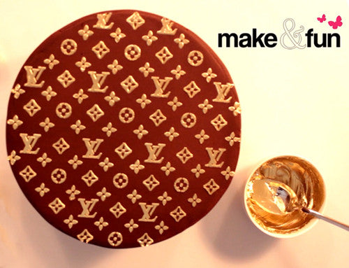 Cake decorating with golden piping gel. (Video)